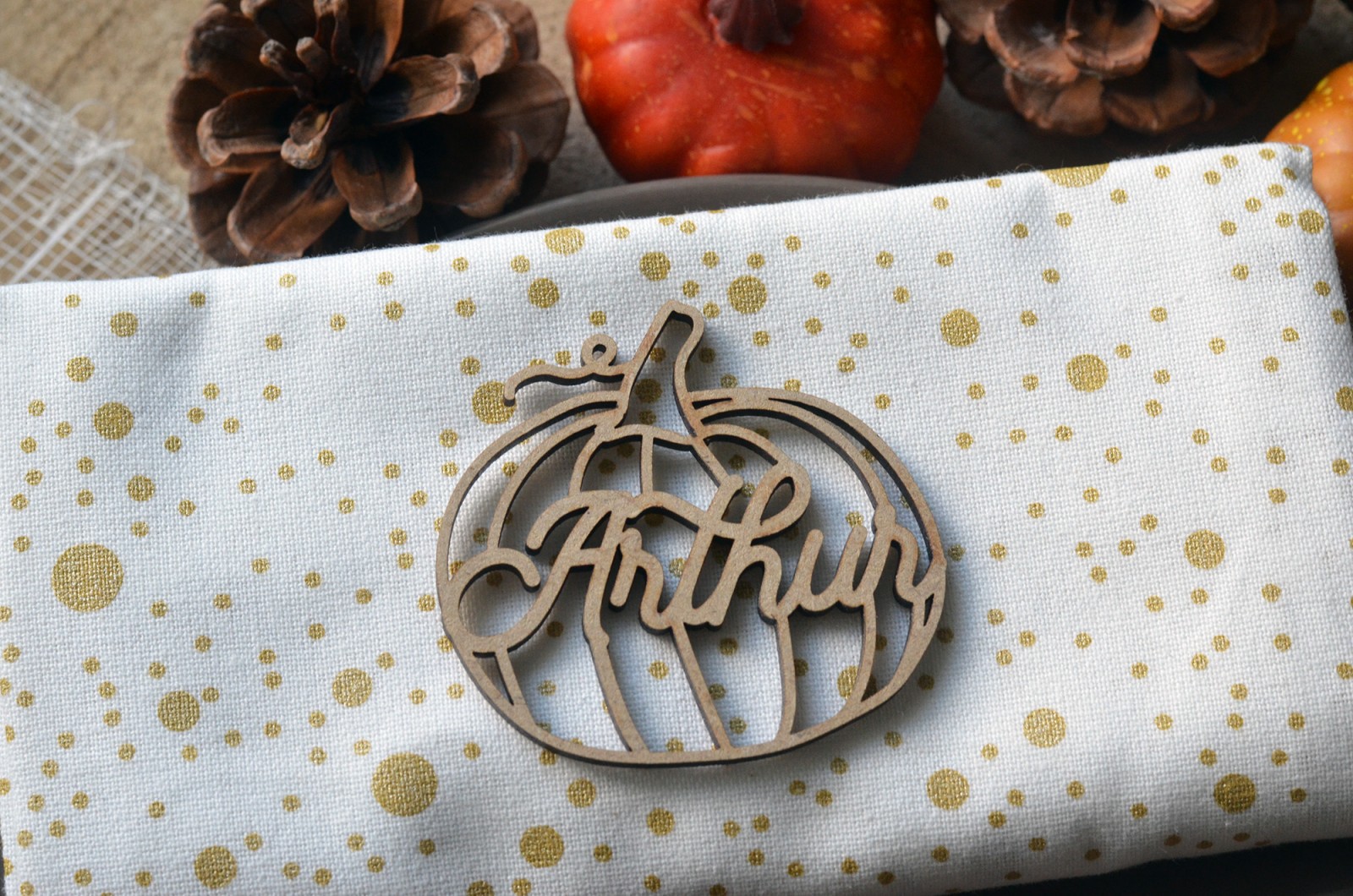 Marque-place Citrouille en bois avec prénom - Une Jolie Fête